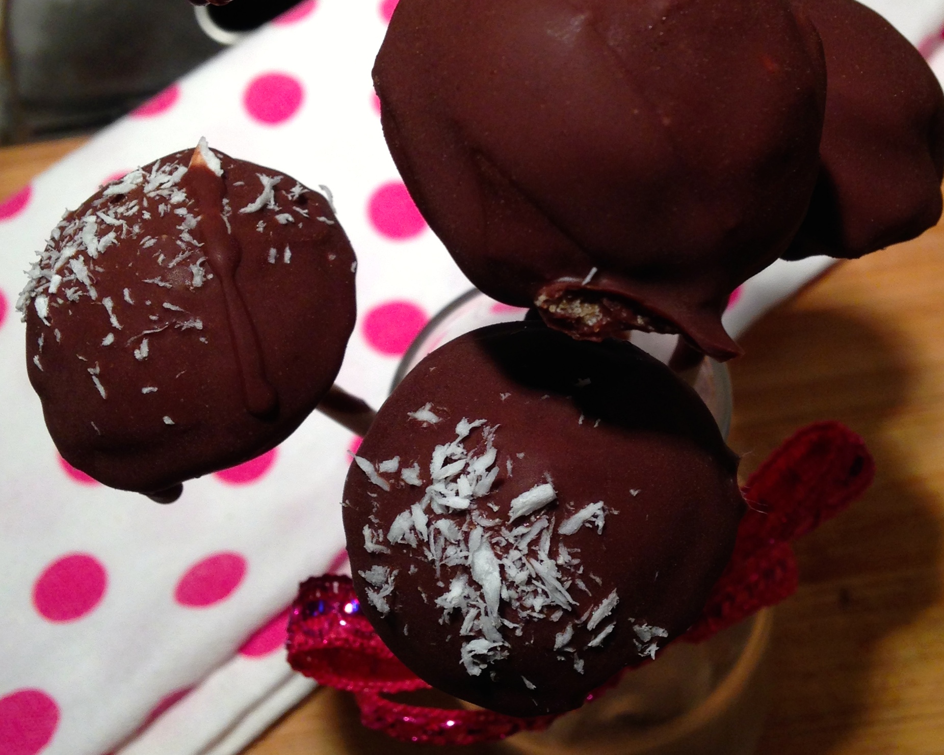 Double-Dipped Skinny Vanilla Cake Pops | skinnysweettreats