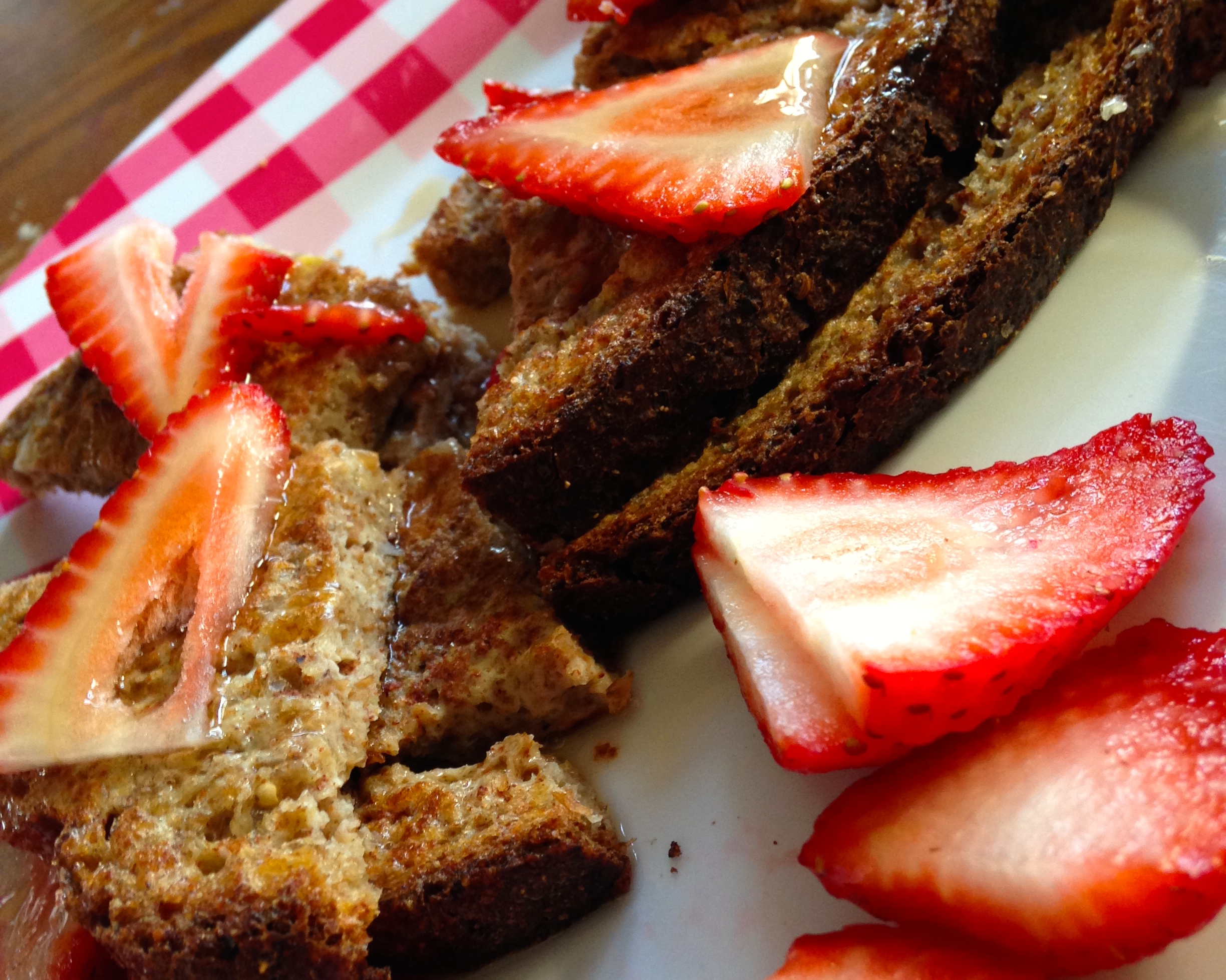 Simply Satisfying Cinnamon-Nutmeg French Toast | skinnysweettreats