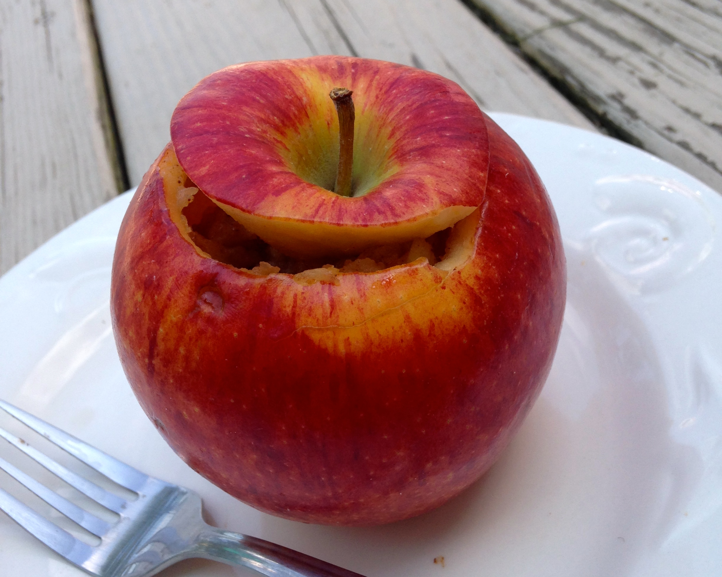 Apple Pie for One (In an Apple!) | skinnysweettreats