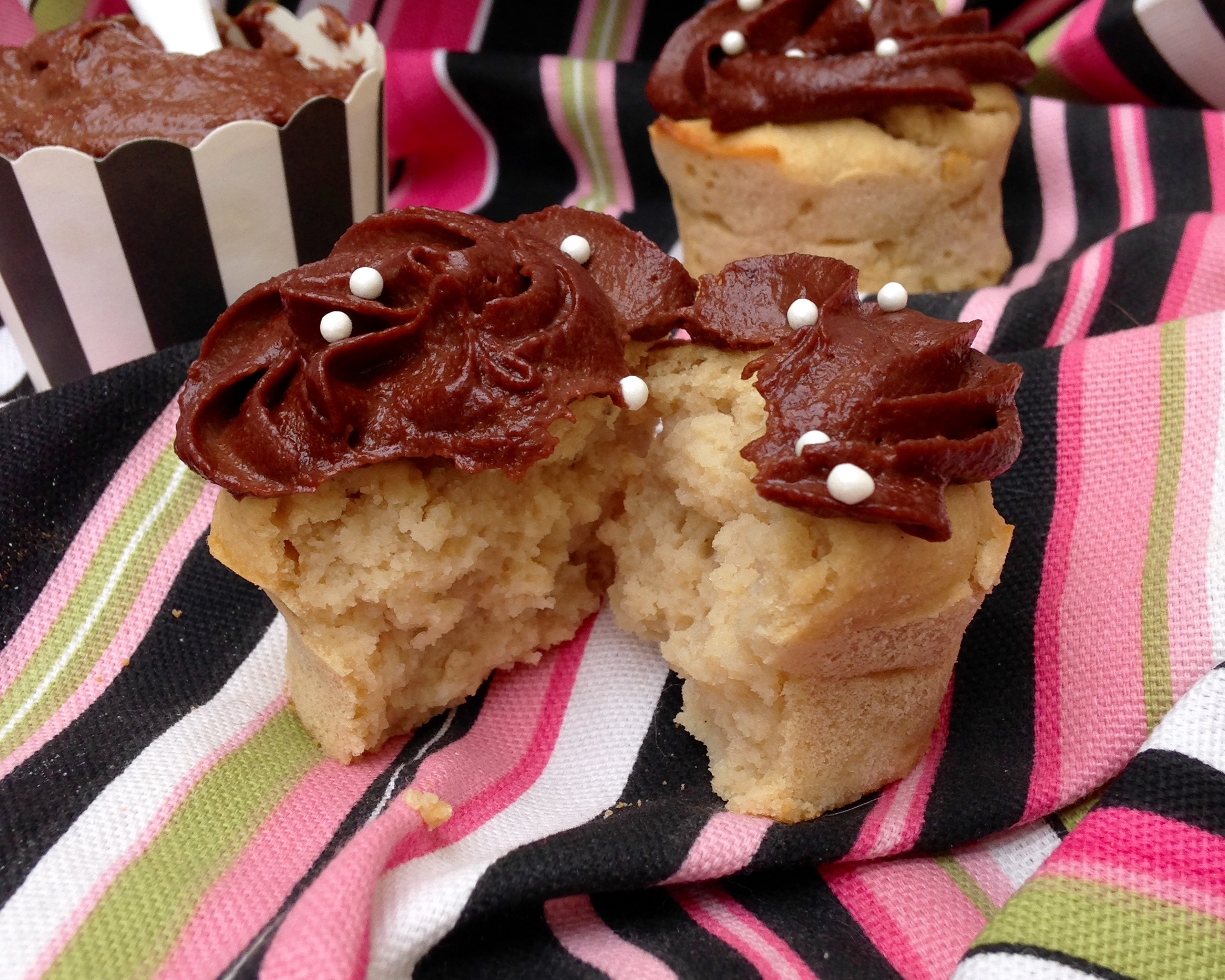 Vanilla Cupcakes with Dreamy Chocolate Frosting | skinnysweettreats